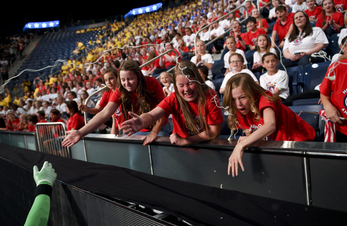 Hope of America brings thousands of students together to sing patriotic ...